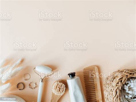 베이지색 배경에 얼굴과 바디 케어 및 위생을 위한 욕실의 다양한 에코 프렌들리 아이템 목재 재료에 대한 스톡 사진 및 기타 이미지 목재 재료 빗 플랫 레이 Istock
