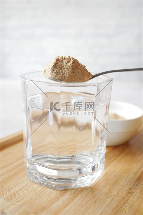 在一杯水中混合啤酒酵母片高清摄影大图 千库网 在一杯水中混合啤酒酵母片高清摄影大图 千库网