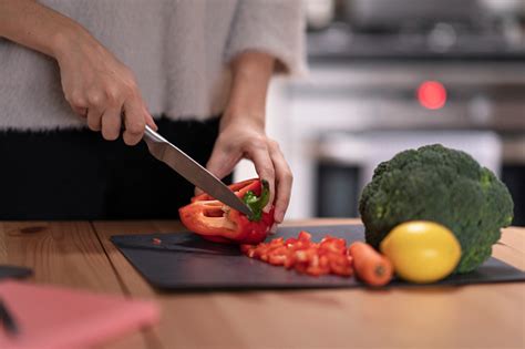 부엌에서 야채를 자르는 여자 유기농 식품을 절단하는 클로즈업 핸즈 건강한 생활방식에 대한 스톡 사진 및 기타 이미지 건강한