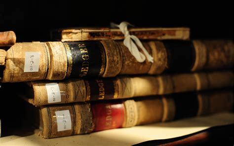 Стопка книг обои для рабочего стола картинки и фото