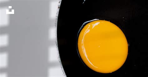 검은 색과 노란색 원형 장치 사진 Unsplash의 무료 오믈렛 이미지