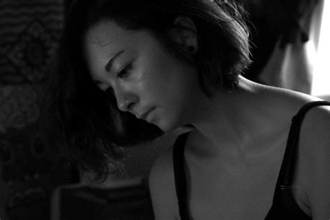 무료 이미지 사람 검정색과 흰색 소녀 화이트 사진술 초상화 모델 어둠 검은 단색화 눈 아름다움 감정 사진 촬영 갈색 머리 흑백 사진 인물