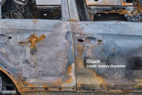 도시 거리에서 녹슨 자동차 기물 파손 파손 및 재산 피해로 차량에 화재 설정 강철에 대한 스톡 사진 및 기타 이미지 강철