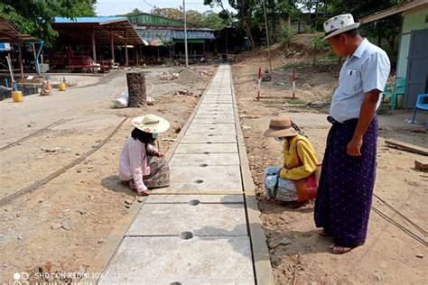 ဂန့်ဂေါမြို့၊ မြို့မဈေးရှိ A ရုံနှင့် B ရုံကြား အုတ်ရေမြောင်းပြုလုပ်နေမ