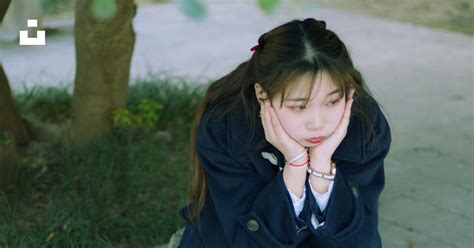 검은 재킷과 검은 바지를 입고 콘크리트 벤치에 앉아 있는 여자 사진 Unsplash의 무료 여고생 이미지