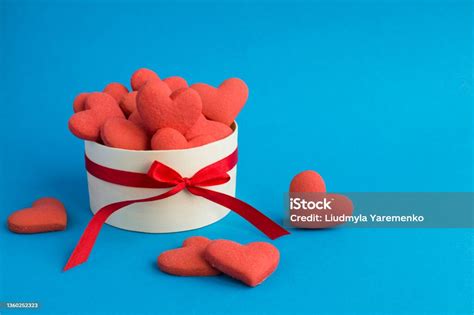 파란색 배경에 빨간 하트 모양의 쿠키가있는 선물 상자 공간을 복사합니다 밸런타인데이에 대한 스톡 사진 및 기타 이미지