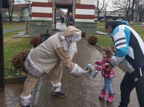 Božić Bata Obradovao Mališane U Porti Crkve Svetog Pantelejmona
