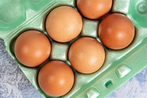 Chicken Eggs On Burlap With White Feather Creative Commons Bilder