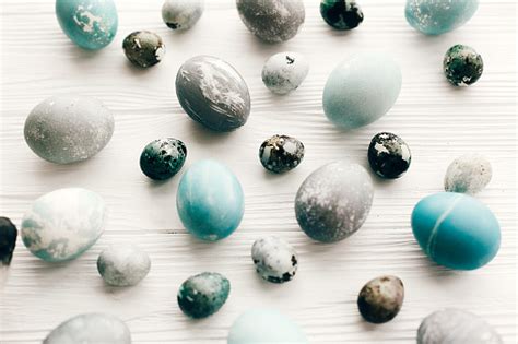 세련 된 부활절 달걀 플랫 흰색 나무 바탕에 누워 현대적인 부활절 달걀은 파란색과 회색 대리석으로 천연 염료로 그렸다 행복 한 부활절 인사말 카드 이미지 개념에 대한 스톡