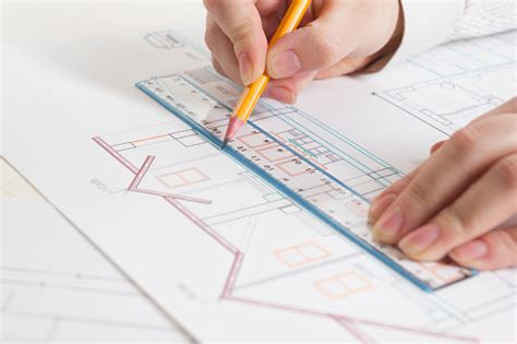 청사진 부동산 프로젝트에서 작업 하는 건축가 직장건축 프로젝트 청사진 눈금자 계산기 노트북 및 분배기 나침반 건축가 건축 개념입니다 공학 도구입니다 가까운에 대한 스톡 사진