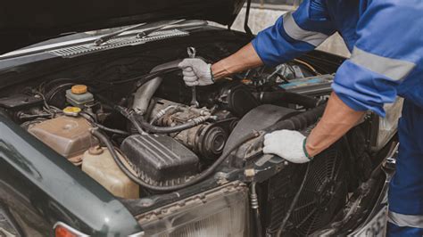 자동차 정비사가 센터에서 수리를 위해 들어오는 자동차의 엔진을 검사하고 있습니다 전문 엔진 전문가 자동차 수리 자동차 고장 자동차 정비 및 수리 개념 25 29세에 대한