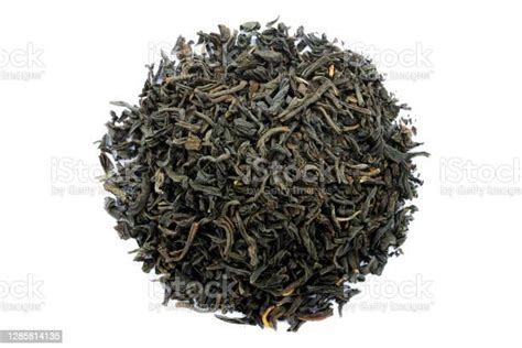 마른 홍차잎은 흰색 배경 상단 보기에 고립 되어 있습니다 검은 차 더미는 흰색 배경에 고립 된 잎 클로즈업 상단 보기 흰색