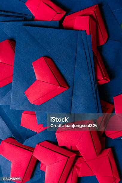 빨간 종이 하트와 파란 봉투 빨간 하트가 쏟아지는 파란색 봉투가있는 러브 레터 아이디어 0명에 대한 스톡 사진 및 기타 이미지 0명 Theatrical