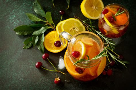 홈메이드 상쾌한 와인 상 그리 아 또는 과일 펀치 신선한 과일 딸기와 로즈마리 어두운 돌 또는 슬레이트 배경에 상 그리 아 칵테일 복사 공간 0명에 대한 스톡 사진 및 기타