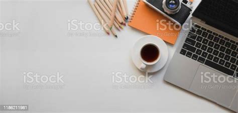 랩톱 컴퓨터 및 사무용품이 있는 디자이너 작업장 의 탑 뷰 0명에 대한 스톡 사진 및 기타 이미지 0명 노트북 단순함 Istock