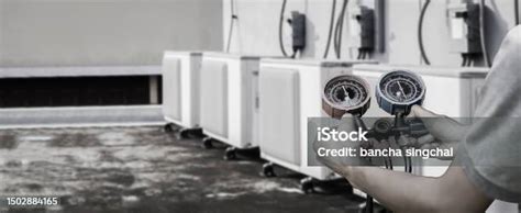 기술자는 에어컨 에어컨 충전을 위한 측정 장비를 점검하고 있습니다 건설 산업에 대한 스톡 사진 및 기타 이미지 건설 산업 검사 보기 공학 Istock