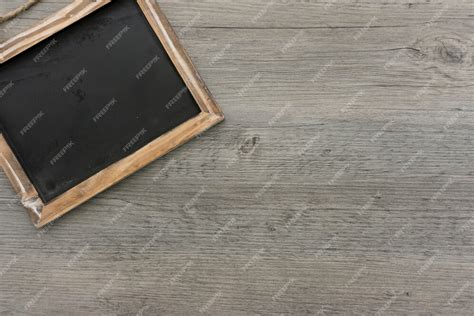 빈 슬레이트와 나무 배경 무료 사진