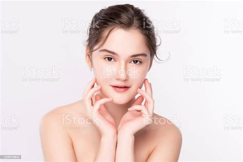 아름다운 젊은 여자는 흰색 배경 뷰티 화장품 및 얼굴 치료 개념에 고립 된 신선한 건강한 피부로 깨끗한 얼굴을 만지고 건강관리와 의술에 대한 스톡 사진 및 기타 이미지