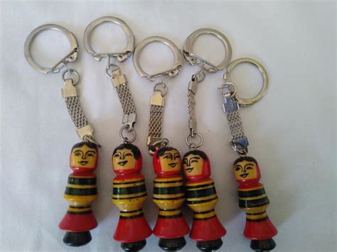 Брелок деревянный гуцулка — ціна 28 грн у каталозі Сувеніри Купити