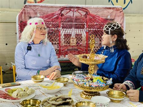 Гадаад багш нарт сар шинийн баяр өвөрмөц сайхан дурсамж үлдээсэн байна Цэц МН