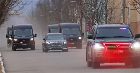 제재 비웃듯 김정은 ‘마이바흐 앞뒤로 日렉서스 美포드