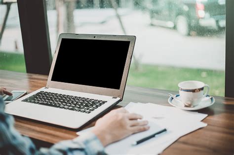 빈 검은 화면 스마트 폰 및 배경과 같은 커피 숍에서 문서와 노트북으로 작업 사업가의 클로즈업 공란에 대한 스톡 사진 및 기타 이미지 Istock