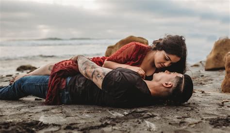 This Couple Met Right Before Taking These Sexy Beach Photos Ps Love