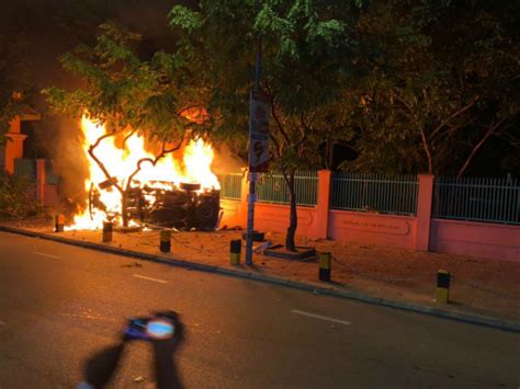 រថយន្តស៊េរី ទំនើប មួយគ្រឿងបើក លឿន រេ ចង្កូត ទៅ បុក ដើម ឈើ បណ្ដាល ឲ្យ រថយន្ត ក្រឡាប់ឆេះ ខ្ទេច នៅ