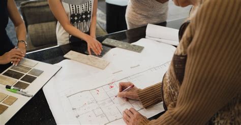 건설 건축 설계 결정 계획 세션 계획하는 고르는 공동 작업 노인 다양성 디자이너 디자인 과정 레이아웃 문서 방 보여주는 블루프린트 비즈니스 복장