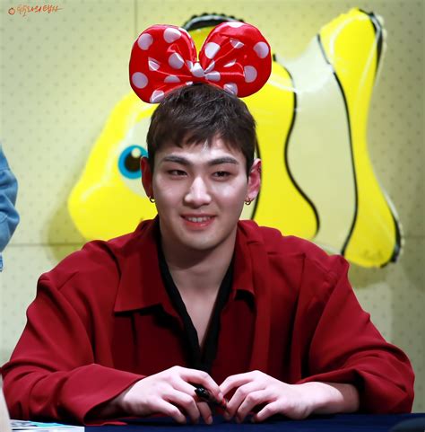 더쿠 171015 미키마우스 머리띠 한 동호 고화질