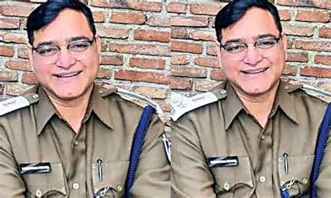 ఒకరు కాదు ఇద్దరు కాదు 6000 మంది ఆడపిల్లల్ని చదివిస్తున్న పోలీస్ ఇతని మంచితనానికి హ్యాట్సాఫ్