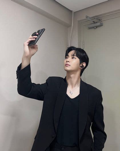 Kim Soo Hyun Posts And Quickly Deletes 3 Pictures On His Instagram Account Koreaboo