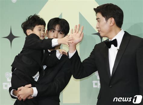 강경준 두 아들 정안·정우와 함께 뉴스1