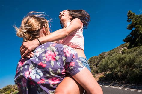 젊은 백인 매력적인 부부에 대 한 행복과 기쁨 개념 남자는 여자에 하 고 많은 웃음과 재미를 많이 그녀의 차례 아름 다운 사람들을 위한 야외 레저 활동을 즐기는 2명에 대한