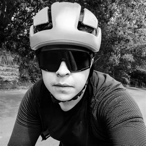 E R I C K A N D R A D E Erick Andrade Y • Threads Say More