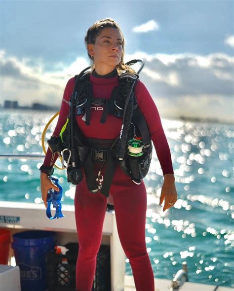Pin By J J On Scuba Diving Women 7 Wetsuit Girl Scuba Girl Wetsuits