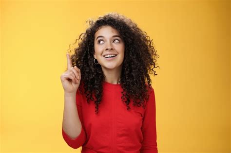 J Ai Eu L Id E Excit E Heureuse Jolie Femme Aux Cheveux Boucl S En Robe Rouge Levant L Index En