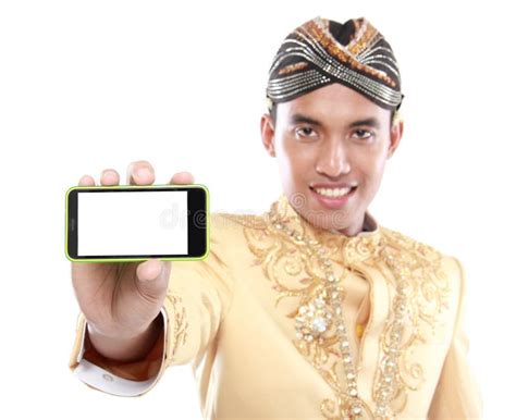 Mens Met Het Traditionele Kostuum Die Van Java Mobiele Telefoon Met Behulp Van Stock Afbeelding