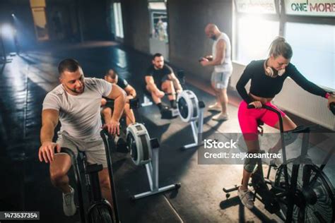 헬스 클럽에서 로잉 머신과 바이클에 대한 훈련을 받는 젊은 운동선수들 건강한 생활방식에 대한 스톡 사진 및 기타 이미지 건강한 생활방식 교차 훈련법 남성 Istock