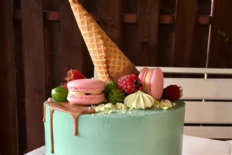 Торта с френски макарони като празничен десерт Baci Dolci