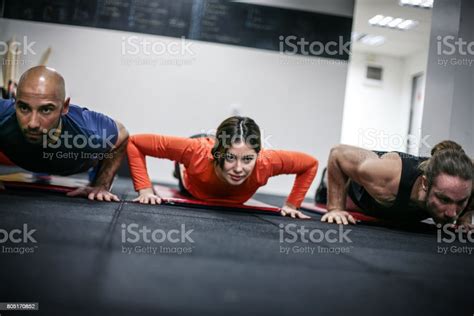 젊은 사람들이 체육관에서 팔 굽 혀 펴기를 하 고 사람들이 운동 나 체육관 3 명에 대한 스톡 사진 및 기타 이미지 3 명 건강한 생활방식 남성 Istock