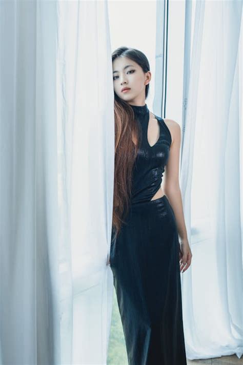 실내 검정 드레스 고상한 고요한 긴 머리 꾸뛰르 매끄러운 매우 복잡한 미니멀리스트 미묘한 보그 부드러운 부드러운 조명 사진 촬영 섬세한 스타일