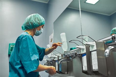 의사는 수술 전에 손을 바치게 됩니다 멸균 개념 전문 외과 의사는 수술 전에 특별한 방에서 손을 세정합니다 가정의 방에 대한 스톡 사진 및 기타 이미지 Istock