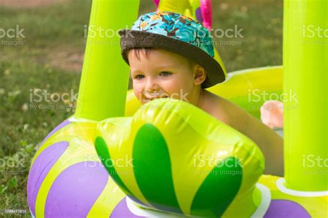 어린이 놀이 및 활동적인 레저 수영장 개념 여름에 재미를 아이 수영장에서 즐거운 시간을 보내는 어린 아이 소년 건강한 생활방식에