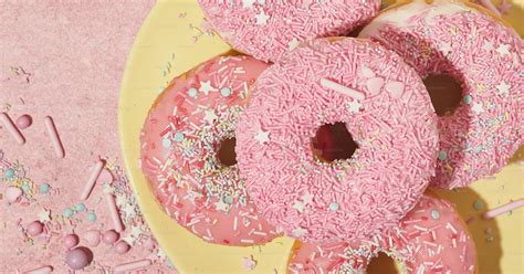 스프링클을 덮은 분홍색 도넛을 얹은 노란색 접시 사진 Unsplash의 음식 이미지