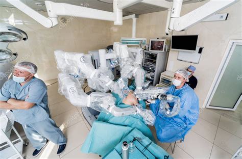 Sistema quirúrgico moderno. Robot médico. Cirugía robótica mínimamente invasiva. 2023