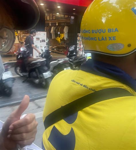 anh n đang đi thì phanh kít cái xong quát ối dồi ôi chị đi kiểu gì đấy bảnh thấy lạ tại t thấy