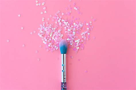 분홍색 배경에 메이크업 브러쉬와 반짝이는 핑크 스팽글 축제 매직 메이크업 컨셉 디자인 템플릿 상단 보기 플랫 레이 복사 공간 메이크업 화장품에 대한 스톡 사진 및 기타