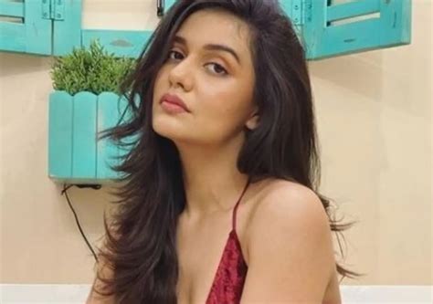 Divya Agarwal Flaunts Se Xy Figure In Braless Outfit Expose Cleavage Video Viral Informalnewz