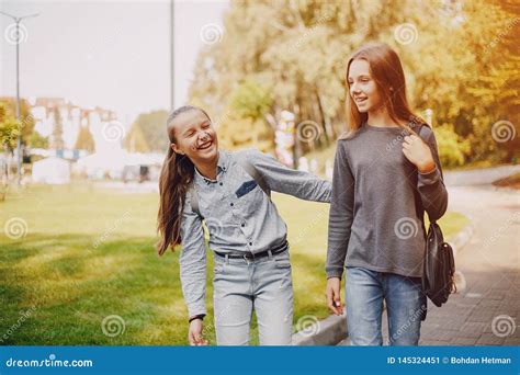 Ragazze In Un Parco Immagine Stock Immagine Di Felice 145324451